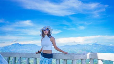 나무 울타리 위에 서 있는 여자 사진 Unsplash의 무료 히루 카우샬랴 이미지