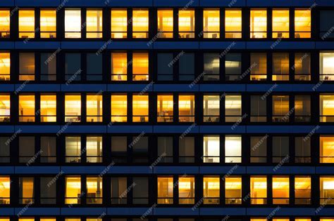 Ventanas Iluminadas De Los Edificios De Oficinas Por La Noche Foto Premium