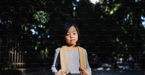 마을에 야외에 서 있는 배낭을 멘 작은 일본 소녀의 정면 모습 사진 Unsplash의 기쁨 이미지