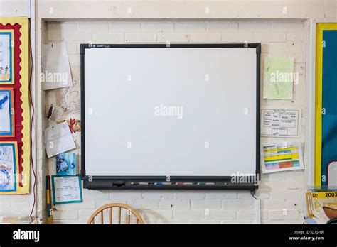 Tableau Blanc Interactif En Classe De Lécole Primaire Photo Stock Alamy