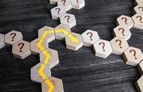 알 수없는 길로 여행하십시오 성공의 길을 닦습니다 진보와 탐구 통과 변동성 계획 및 분석 새로운 발견 새로운 기술과 혁신적인 기술을 배우기 오솔길에 대한 스톡 사진 및 기타