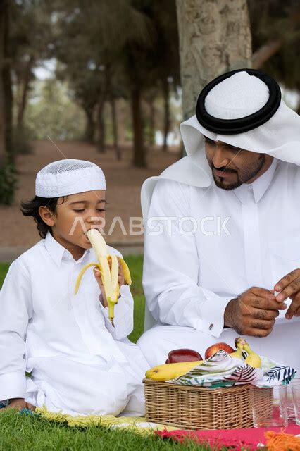 مفهوم الأبوة والاعتناء بالأبناء أب عربي إماراتي خليجي يرتدي الكندورة
