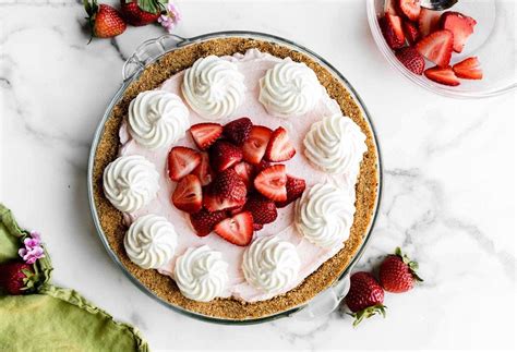 دستور تهیه چیز کیک توت فرنگی بدون پخت