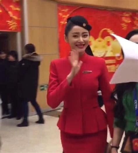 张天爱比空姐还丰满，一身西装半裙藏不住凹凸身材，登春晚太惊艳中国机长张天爱空姐新浪新闻