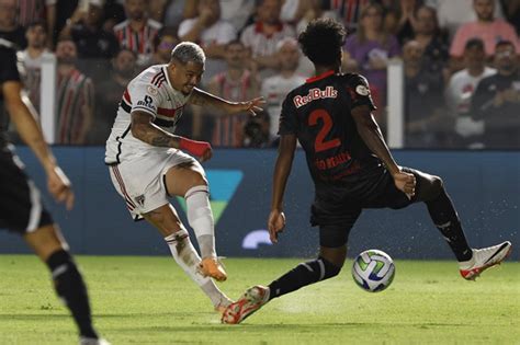 São Paulo vence e deixa Red Bull Bragantino em terceiro lugar