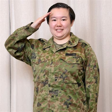 自衛隊芸人やす子、海外製スマホ所持に「規律違反！」の声が出るワケ モデルプレス
