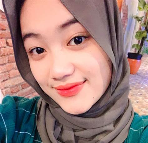 Yuni Safira Medium