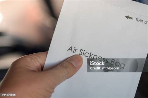 Airplne에 종이 공기 병 가방을 들고 맨 손의 닫습니다 가방에 대한 스톡 사진 및 기타 이미지 가방 바람 질병 Istock