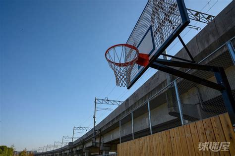 湖人和独行侠将追求自由球员斯宾塞·丁威迪