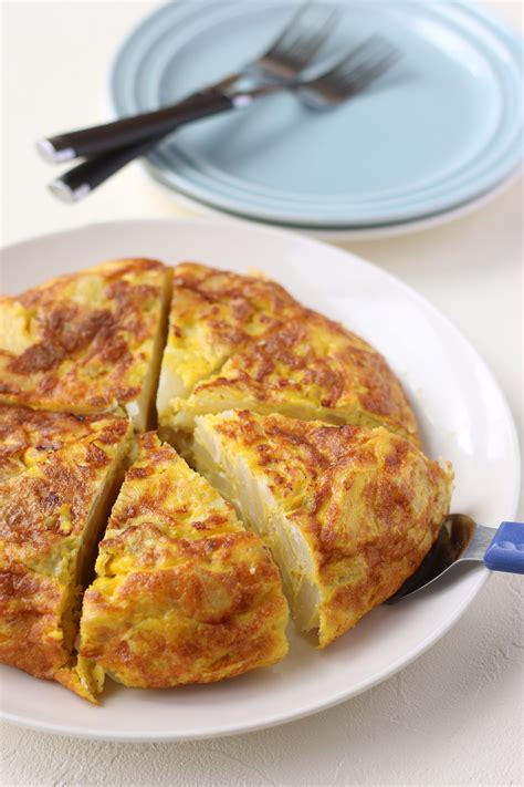簡単 に作れる スパニッシュオムレツ の レシピ 。材料はシンプルに、卵、じゃがいも、玉ねぎ。普段のおかずはもちろん、おもてなしにも喜ばれます
