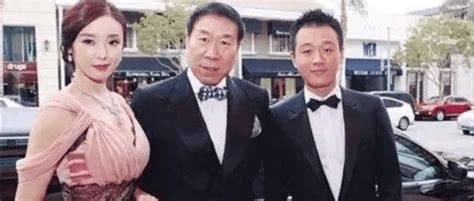 一家5口默默加入美国籍，却仍在中国捞金，今年没有钱可捞了？李晓明富豪云南人