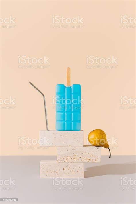 베이지색과 회색 배경에 대한 대리석 블록에 금속 짚 쿨러 팩 아이스캔디와 배의 추상적 배열 초현실적 인 예술 방향 여름 과일과 음식 개념 복고풍의 미학은 여전히 생활 개념에