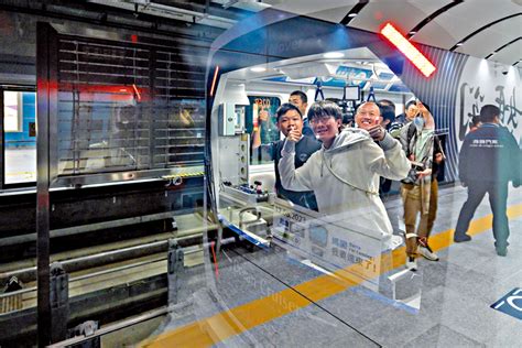 人聲鼎沸 輕軌媽閣站 澳門深度遊熱點 大公報