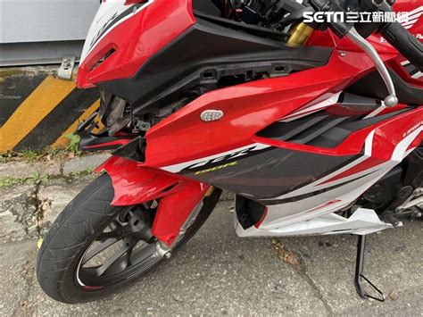 新北20歲騎士擦撞左轉轎車！噴飛把擋風玻璃撞成蜘蛛網狀 畫面曝光 社會 三立新聞網 Setncom