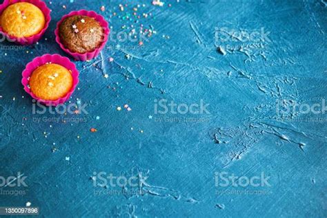 짙은 파란색 질감의 배경에 여러 가지 빛깔의 설탕 장식으로 흩어져 신선한 구운 수제 머핀 텍스트용 복사 공간이 있는 플랫 레이 0명에 대한 스톡 사진 및 기타 이미지