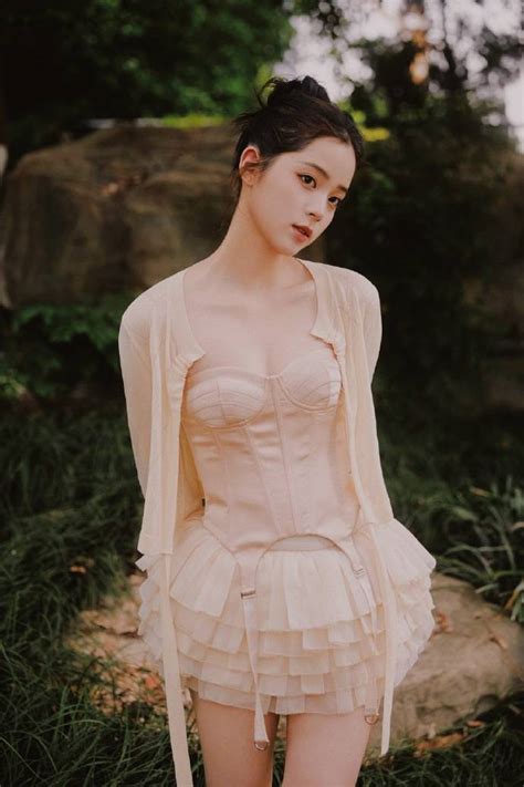 欧阳娜娜发布纯欲风写真 化身在逃公主甜美又灵动 搜狐大视野 搜狐新闻