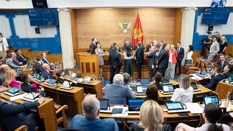 Хаос у Скупштини Црне Горе Посланици ДПС а блокирали рад Мандић морао да откаже премијерски