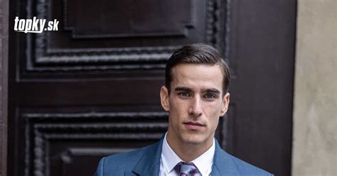 Bardy Mak V Posilke S Dvoji Kami No Pozrite Na Jeho Man Elku P R T D Ov Po P Rode Dokonal