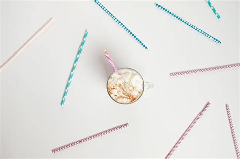 뜨거운 코코아 또는 초콜릿 화이트 탁상용 보기에 많은 빨 대의 유리 플랫 누워 N 0명에 대한 스톡 사진 및 기타 이미지 0