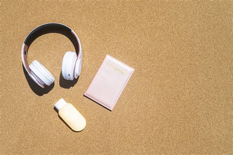 해변의 모래 에 누워 덮개 헤드폰 자외선 차단제에 여권 여름 여행 관광 휴가 휴가의 개념 0명에 대한 스톡 사진 및 기타 이미지