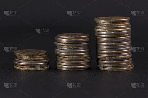 三堆黑色皮革上的硬币