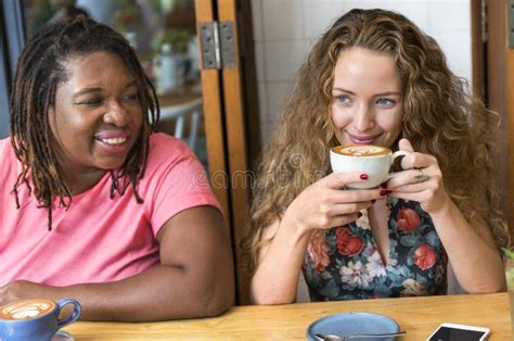 Junge Frauen Die Kaffee Konzept Trinken Stockfoto Bild Von Bruch