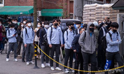 코로나19로 인해 개학 연기 후 고3의 첫 등교일인 2 오마이포토