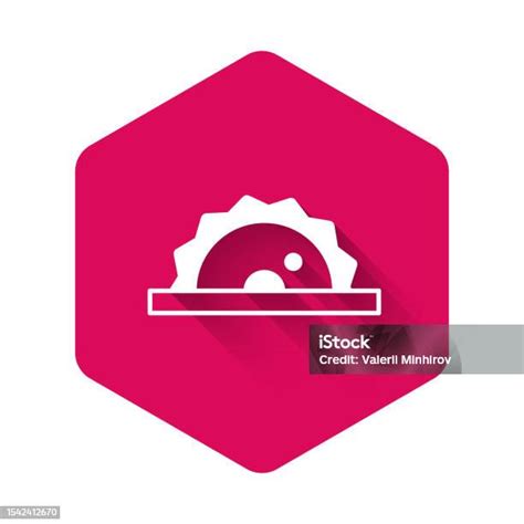 긴 그림자 배경으로 격리 된 강철 이빨 디스크 아이콘흰색 전기 원형 톱 나무 또는 금속을 절단하기위한 전기 손 도구 핑크 육각형