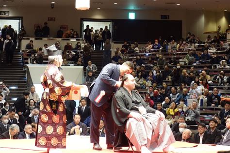 【大相撲】元大関栃ノ心が断髪式で涙 日本人妻＆生後9か月の長男もお披露目 東スポweb