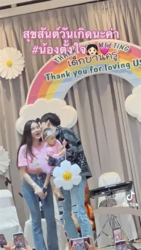 Photo Gallery “ครูเต้ย อภิวัฒน์” เซอร์ไพรส์แฟนคลับ เปิดตัวลูก เมีย ฝ่ายหญิงลั่นหนูรักเขา