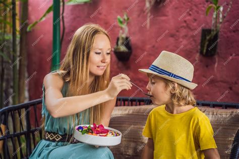 Mãe E Filho Tomando Um Café Da Manhã Mediterrâneo Sentado No Sofá E