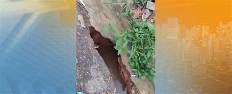 Parte De Rua Em Sabará Mg é Levada Pela água