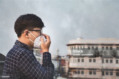 숨을 쉴 수 없습니다 대기 오염 및 먼지 입자에 대한 호흡 보호 마스크를 착용한 남성이 안전 한계를 초과합니다 의료 환경 생태 개념 알레르기 두통 보호 마스크에 대한 스톡