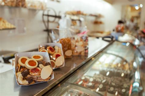 전통적인 유럽 빵집 가게 인테리어 케이크 패스트리 Éclair 감귤류 케이크 파이 과일 타르트 창 디스플레이 0명에 대한 스톡 사진 및 기타 이미지 Istock