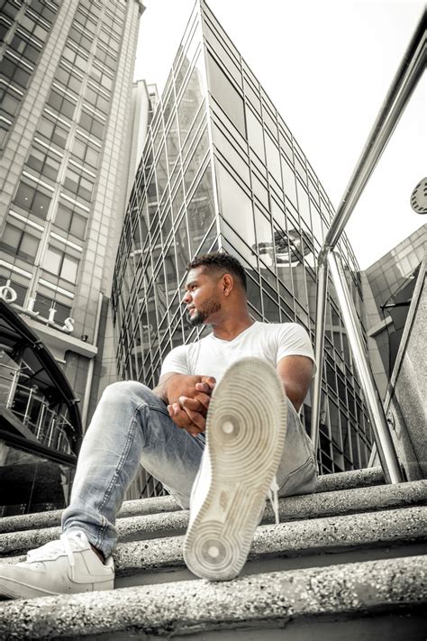 Foto Hombre Con Camiseta Blanca Y Jeans Azules Sentados En Las