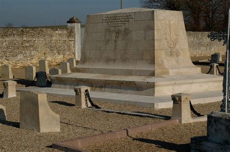 FRANCE FRANKRIJK Avon Les Roches Indre Et Loire Monument Et