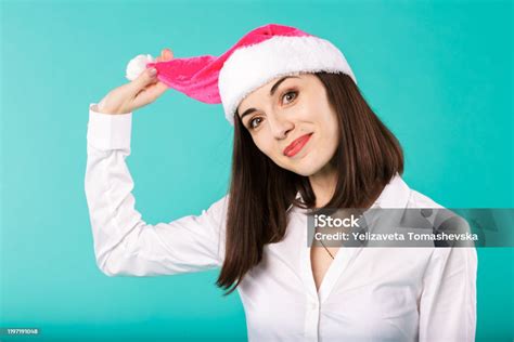 회사 직원의 새해 테마 크리스마스 겨울 휴일 사무실입니다 초상화 젊은 백인 여성 사업가 흰색 셔츠 에 재미 산타 클로스 모자 포즈 감정 농담 기쁨 행복 웃음 찡그린 얼굴