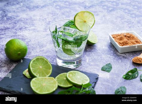 Processus de préparation d une boisson rafraîchissante avec des tranches de citron vert de la