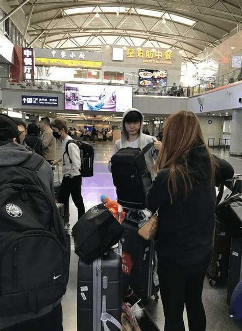 Lol：網友在機場「狙擊」到skt戰隊，faker表情失落 每日頭條
