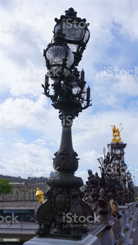 가장 아름 다운 파리의 봄 아침 강 세 느 강 프랑스에 아이코 닉 알렉산더 3 세 다리에서 사진 0명에 대한 스톡 사진 및 기타