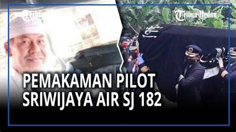 UPACARA PEMAKAMAN Peti Jenazah Pilot Sriwijaya Air SJ 182 Captain