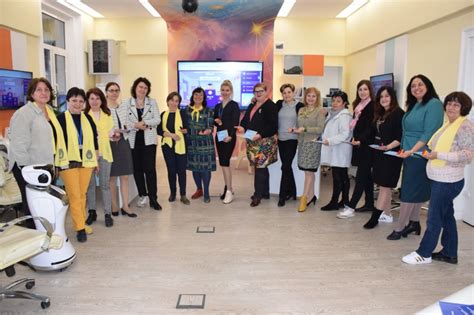 Дами от Русенския университет и клуб Сороптимист“ обуха различни обувки за равенство между