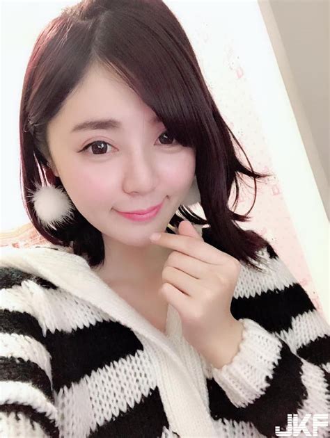 【ev女孩】受不了！甜美系「美腿辣妹」滿滿氣質太迷人超白皙「低胸視角」引人遐想啊 Ev撲克官網