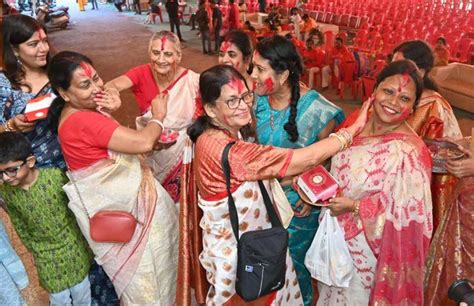 पहले दुर्गा मां फिर एक दूसरे को लगाया सिंदूर Patrika News