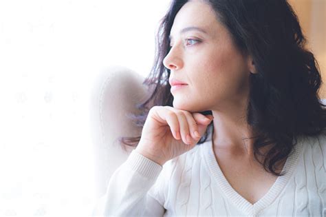 나는 모든 것의 피곤 나는 모든 것이 아프다 나는 우울하다 화창한 날에 앉아 소파에 방과 젊은 갈색 머리 여자 여자의 초상화 거실에서 만든 18 19세에 대한 스톡 사진 및