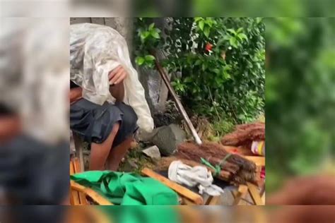 下雨天老人蜷缩在路边他把能遮雨的东西都给那个凳子 老人 凳子 东西