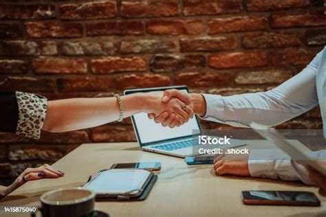 비즈니스 악수 회의 마무리 성공적인 사업가들은 좋은 거래 후에 악수합니다 악수에 대한 스톡 사진 및 기타 이미지 악수
