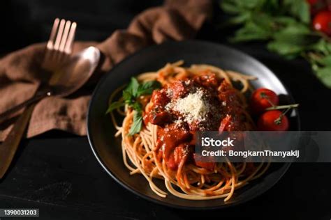 특별한 토마토 소스와 파르 메산 치즈를 곁들인 이탈리아 파스타 스파게티 검정색 배경에 대한 스톡 사진 및 기타 이미지 검정색 배경 그릇 레스토랑 Istock