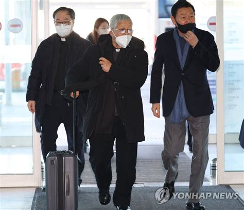 베네딕토 16세 전 교황 장례 미사 참석하는 유흥식 추기경 연합뉴스
