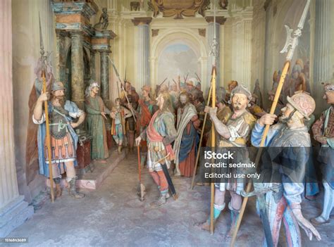 Varallo Basilica Del Sacro Monte 교회의 예배당에서 빌라도 앞에서 예수 조각 그룹 0명에 대한 스톡